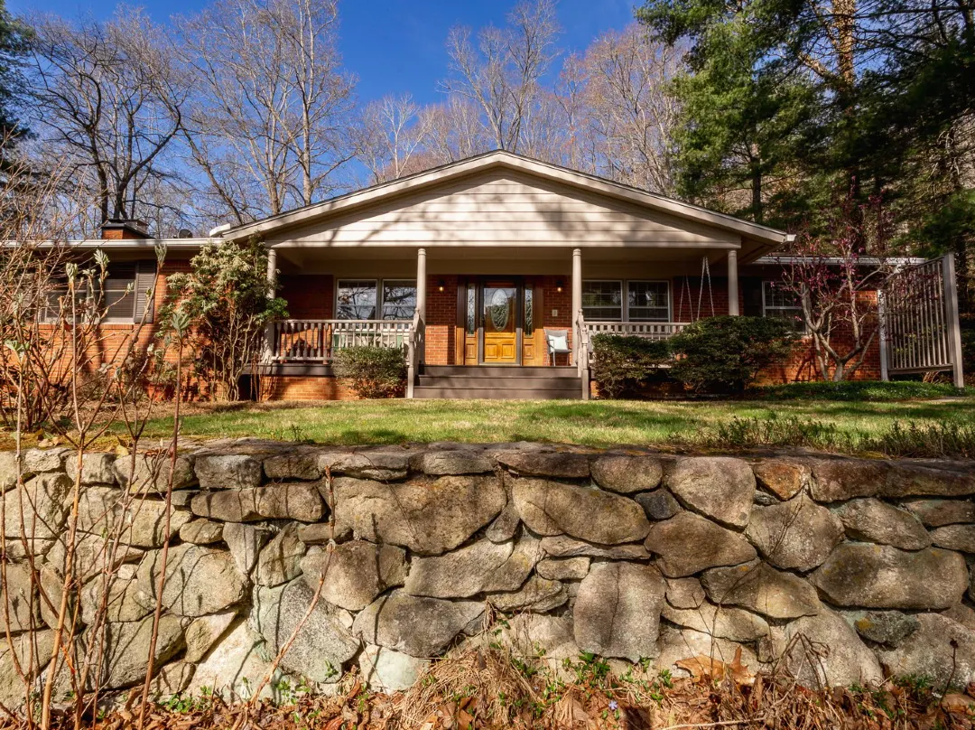 Wooded Oasis With Large Deck And Fire Pit - Cozy Mountain Retreat - Black Mountain, NC