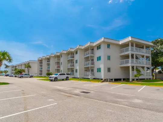 Spacious Grounds And Resort Amenities - Charming Coastal Haven - Alabama