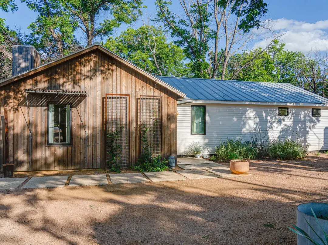 Hot Tub, Cowboy Pool And Mini Golf Fun - Stunning Modern Retreat - Fredericksburg, TX