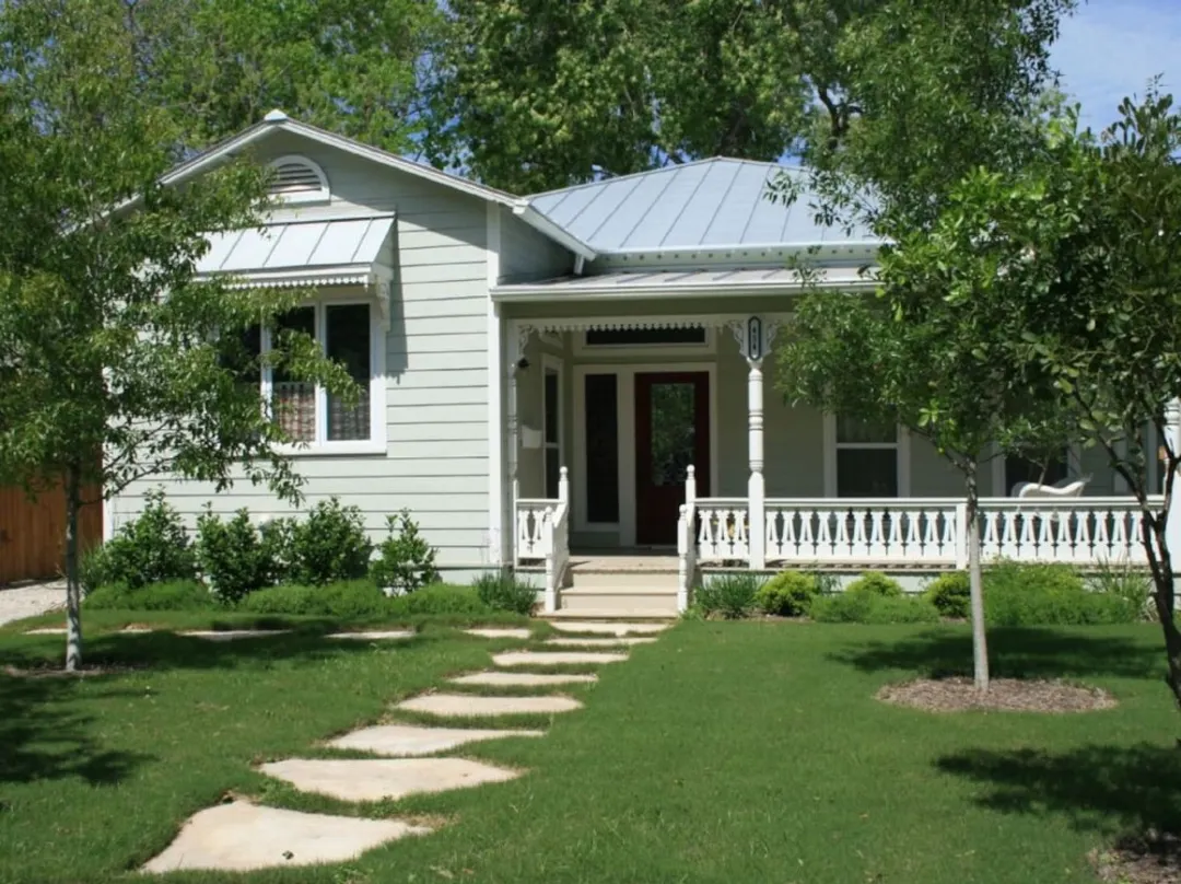 Spacious Deck And Historic Allure - Charming Vintage Escape - New Braunfels, TX
