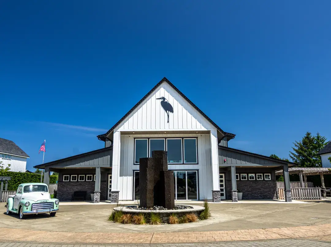 Open Concept Living And Back Porch Relaxation - Spacious Charming Retreat - Ocean Shores, WA