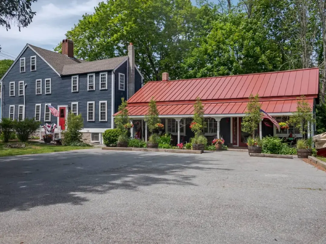 Nautical Inspiration And Colonial Comfort - Charming Historic Escape - Westerly