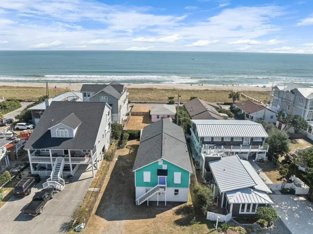Spacious Layout And Smart Entertainment - Charming Beach Retreat - Kure Beach, NC