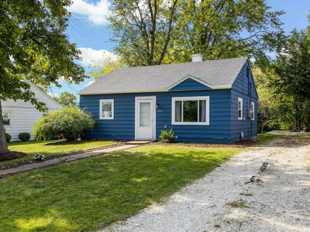 Whimsical Art Deco Retreat With Vibrant Design - Charming Artistic Oasis - Peoria, IL