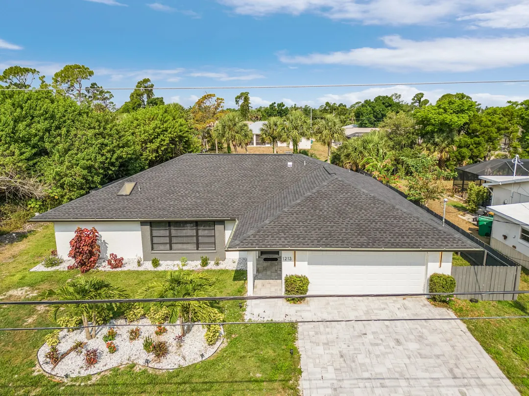 Spacious Lanai And Pool Table - Elegant Tranquil Escape - Port Charlotte, FL