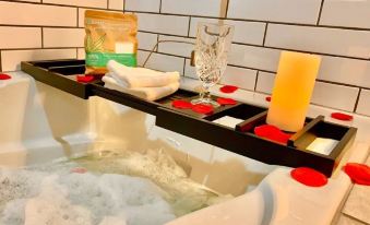 Discount Nov-Dec Waterfront Bushplane Hangar Home with Jacuzzi Aurora ...