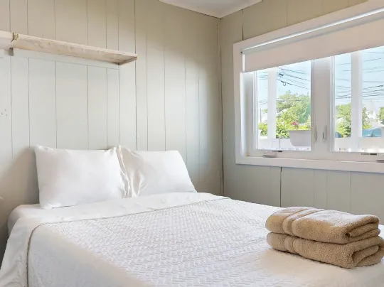 Spacious Living Area And Ocean Breezes - Charming Cozy Retreat - Old Orchard Beach, ME