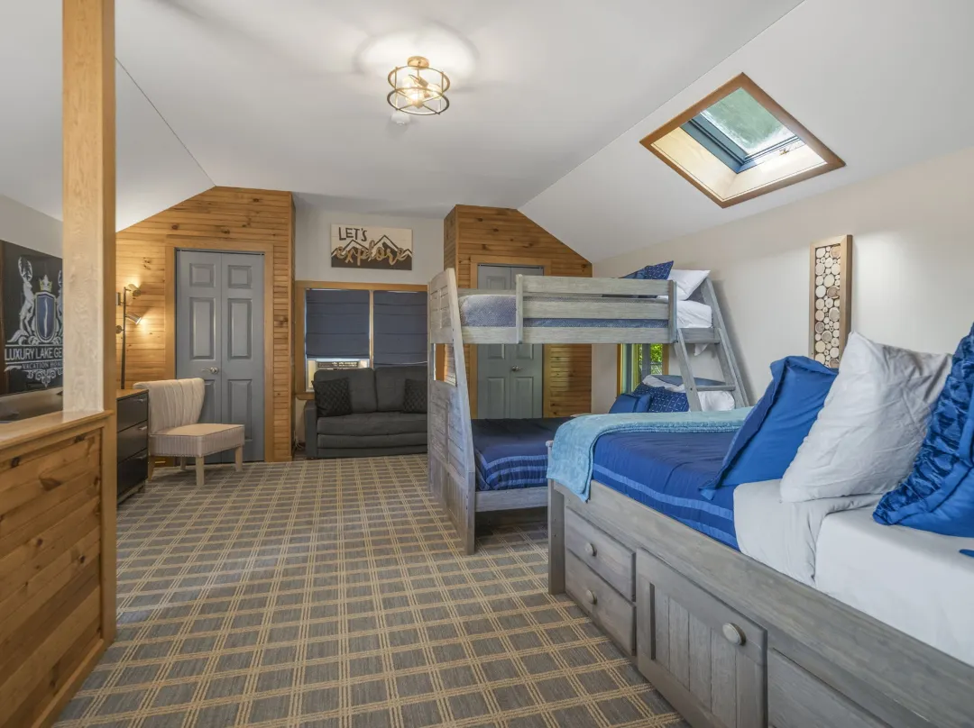 Dock Slip And Cozy Hot Tub With Scenic Views - Stunning Escape - Bolton Landing