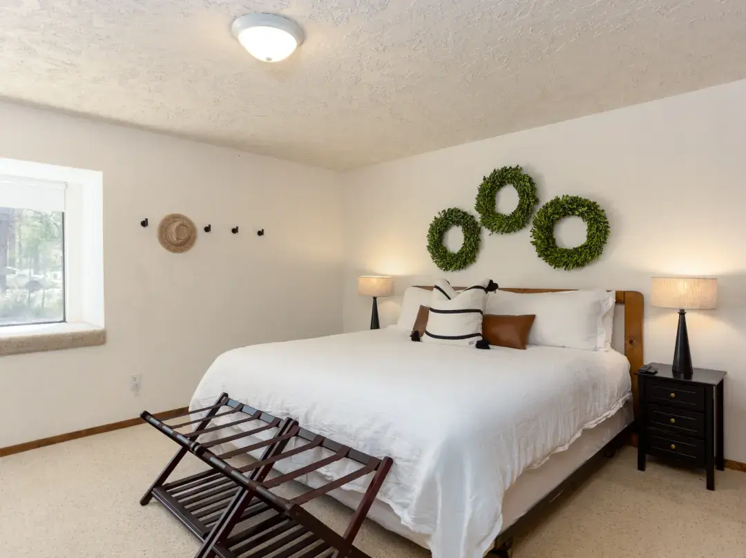 Private Hot Tub And Spacious Deck - Inviting Sunriver Retreat - Sunriver, OR