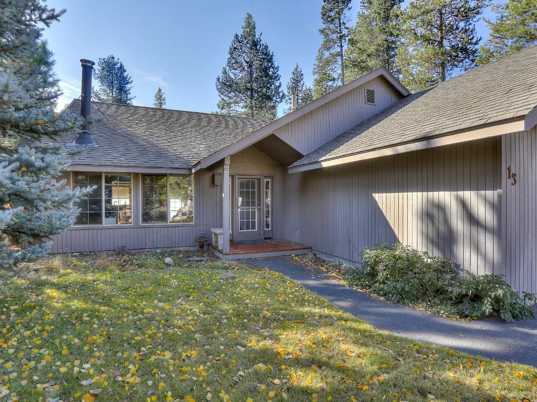 Fireplace And Open-concept Living Space - Gorgeous Serene Getaway - Sunriver, OR