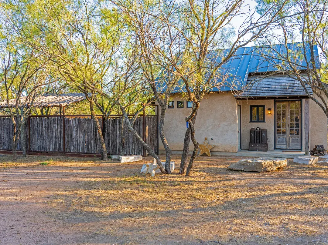 Sleek Design - Courtyard, Outdoor Shower, Fireplace - Luckenbach, TX