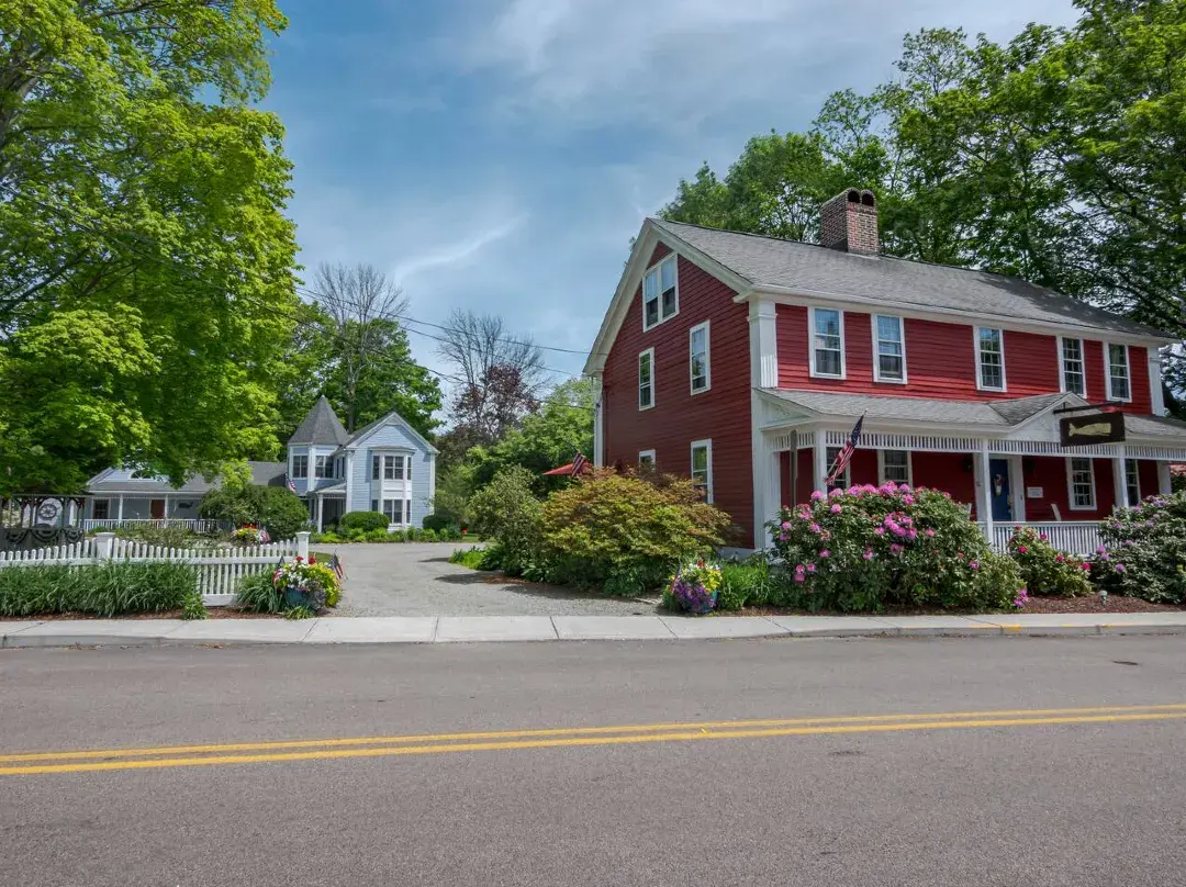 Cozy Fireplaces And Modern Amenities - Charming Nautical Retreat - Westerly, RI