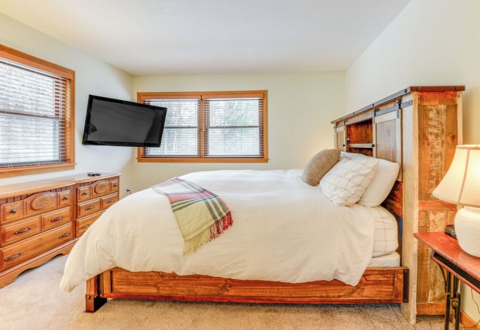 3 min to Mt Snow & FREE Shuttle! Family-Size fun, Wood Fireplace ...