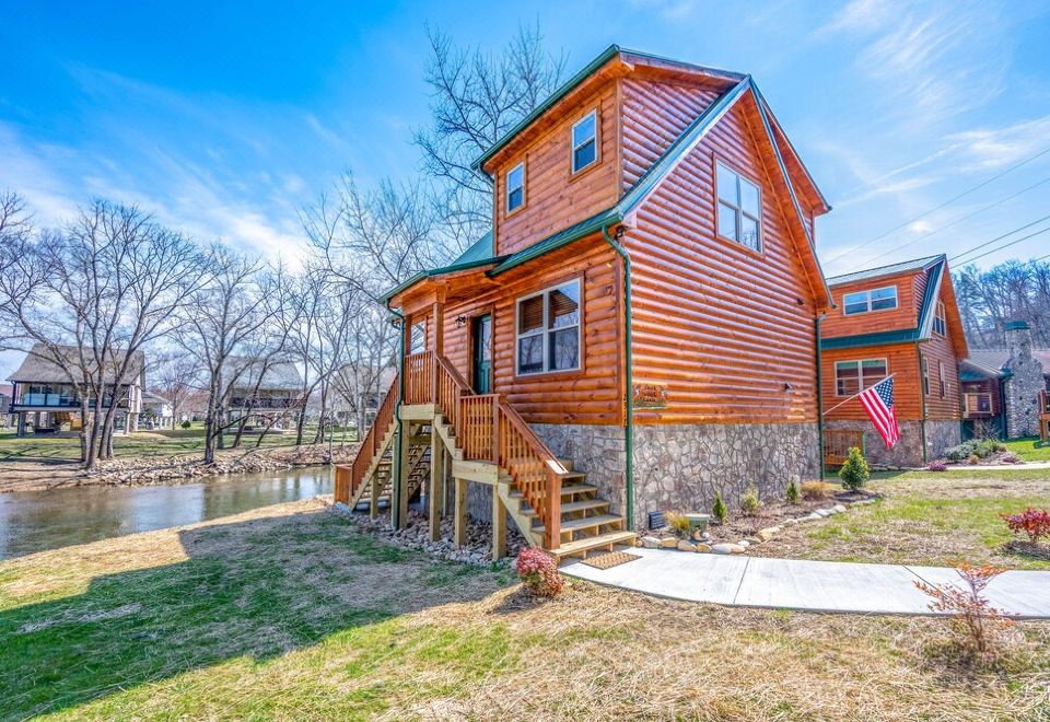 DUCK DUCK GOOSE- RIVERFRONT//FISHING NEARBY/No Steep Roads, Hot tub ...