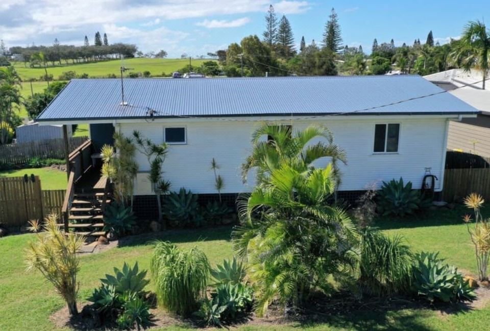 Indoor/outdoor pet-friendly beach house next to world-class beach and ...