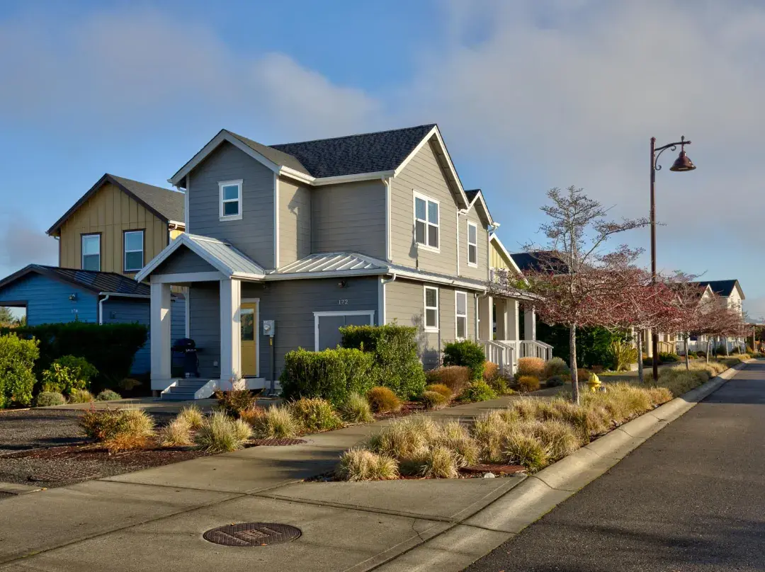 Open Concept Living And Back Porch Bliss - Charming Coastal Retreat - Ocean Shores, WA