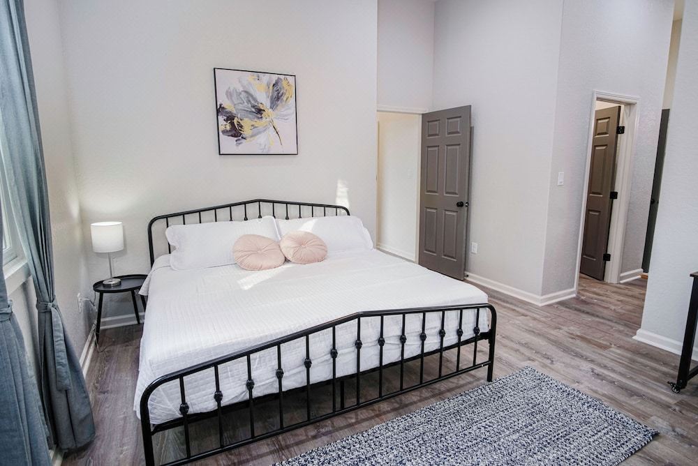 Magnificent 4br Near Famous Riverwalk And Downtown - San Antonio, TX