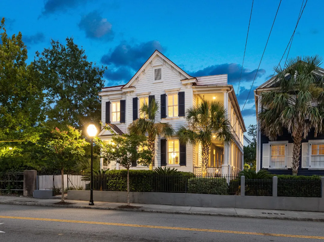 Enchanting Sanctuary With Spacious Balcony And Local Art - Charming Elegant - Charleston, SC