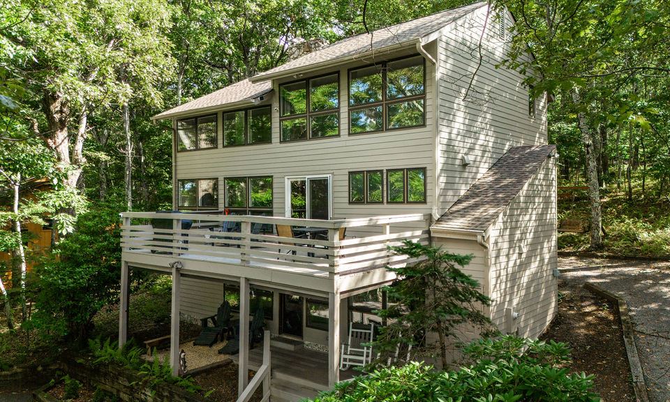 Cozy Retreat with Sauna and Jacuzzi - Charming Family Haven, Nelson ...