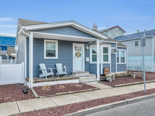 Steps To The Beach With Private Outdoor Space - Charming Coastal Retreat - Lavallette, NJ