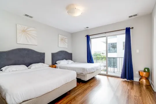 Beautiful Unit Chi In Prime River North - Top Floor - Chicago, IL