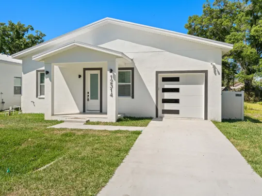 Wellness Room And Fenced Backyard - Stylish Tranquil Retreat - Tampa, FL