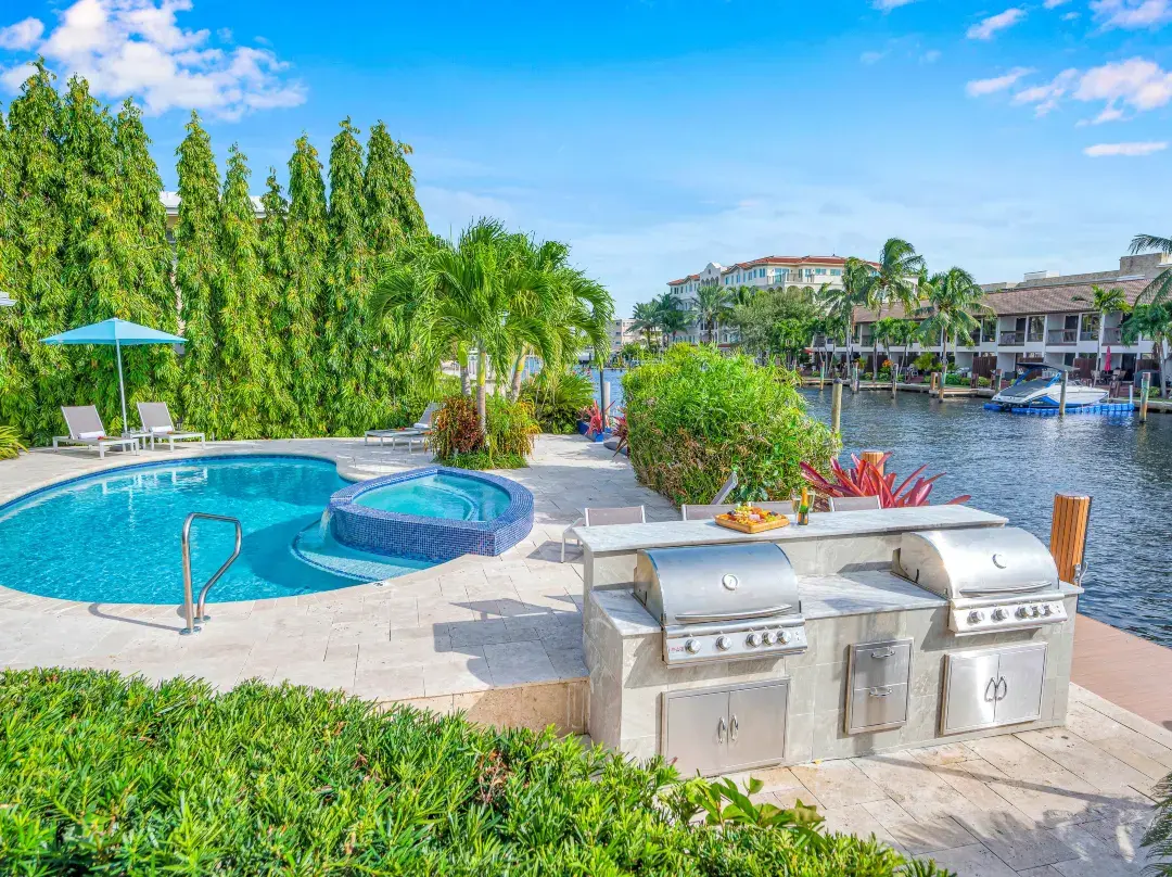 Heated Pool And Dock Access Near Courtyard Garden - Stunning Getaway - Fort Lauderdale