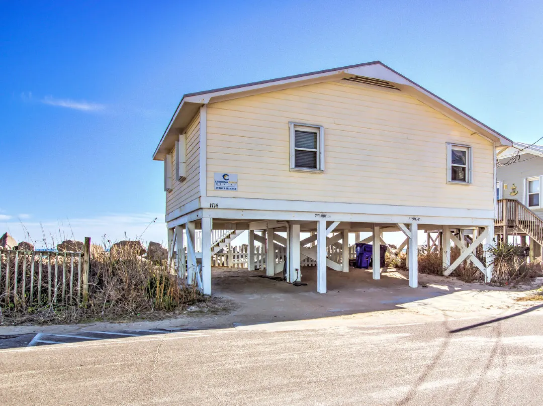 Panoramic Ocean Views And Cozy Comforts - Charming Coastal Haven - Carolina Beach, NC