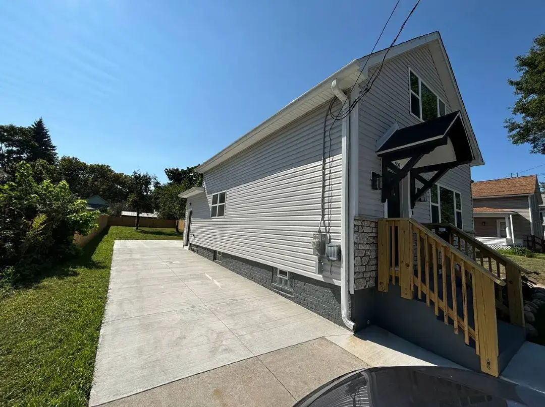 Breathtaking Lake Views And Cozy Outdoor Space - Stunning Urban Retreat - Erie, PA