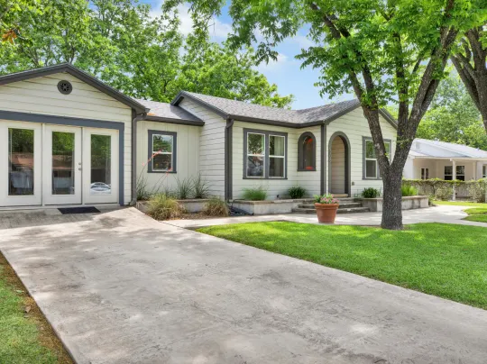 Hot Tub, Fire Pit, And Outdoor Games - Charming Oasis - フレデリックスバーグ, TX