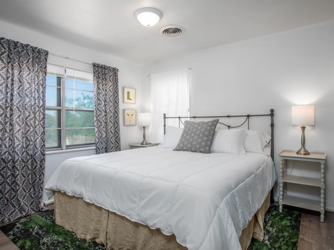 Smart Tv, Wifi, Deck And Historic District Access - Charming Oasis - Fredericksburg, TX