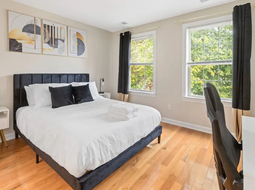 Charming Oasis With Modern Amenities - Cozy And Stylish Escape - Detroit, MI