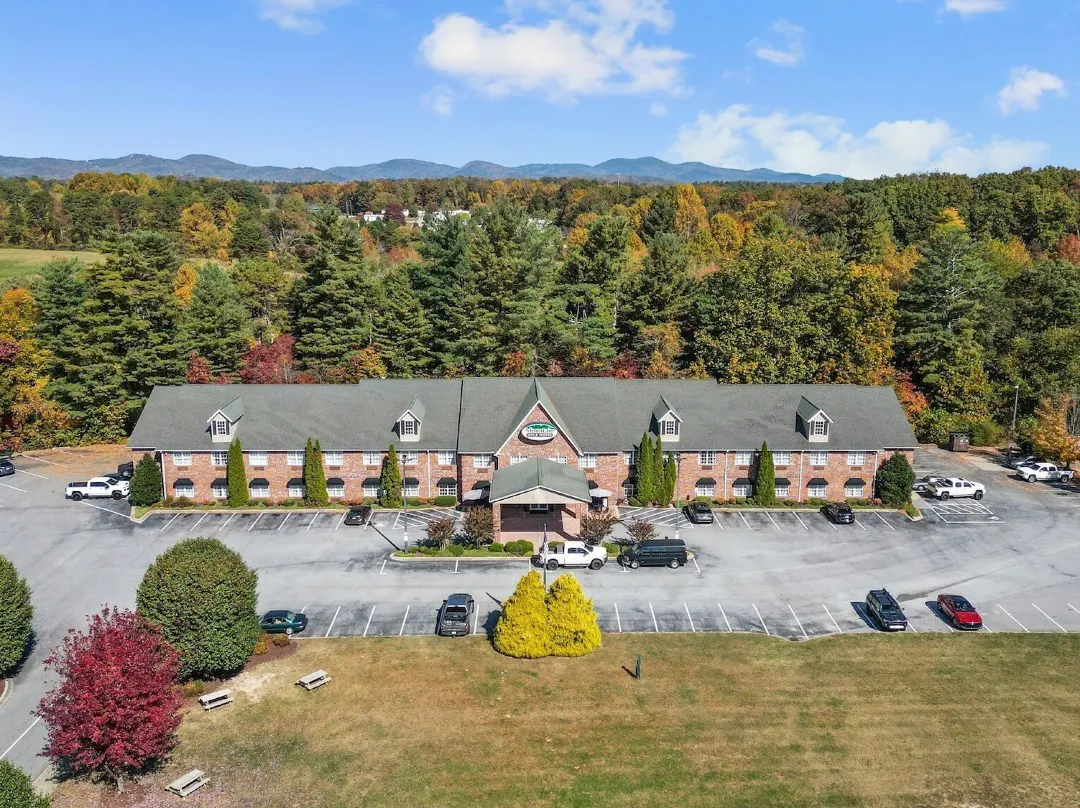 Mountain Inn & Suites Flat Rock - Hendersonville, NC
