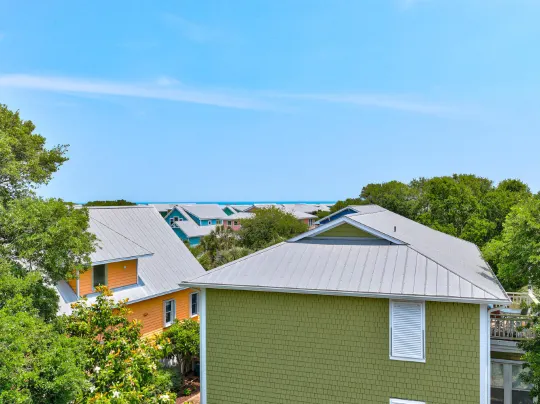 Rooftop Deck With Stunning Views And Fenced Backyard - Charming Coastal Retreat - Kure Beach, NC