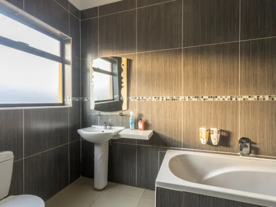 Ezulwini Guest House - Queen Room With Balcony For 2 Guests In Ballito - Dolphin Coast