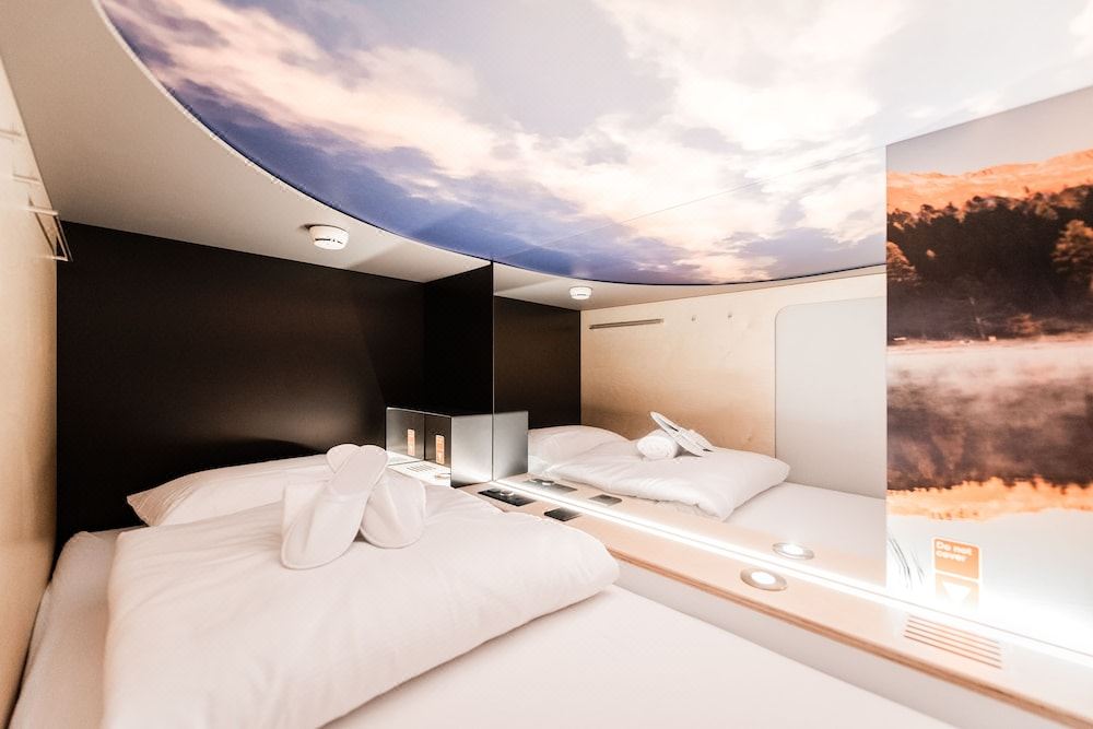 Capsule Hotel - Alpine Garden Zurich Airport - Kloten