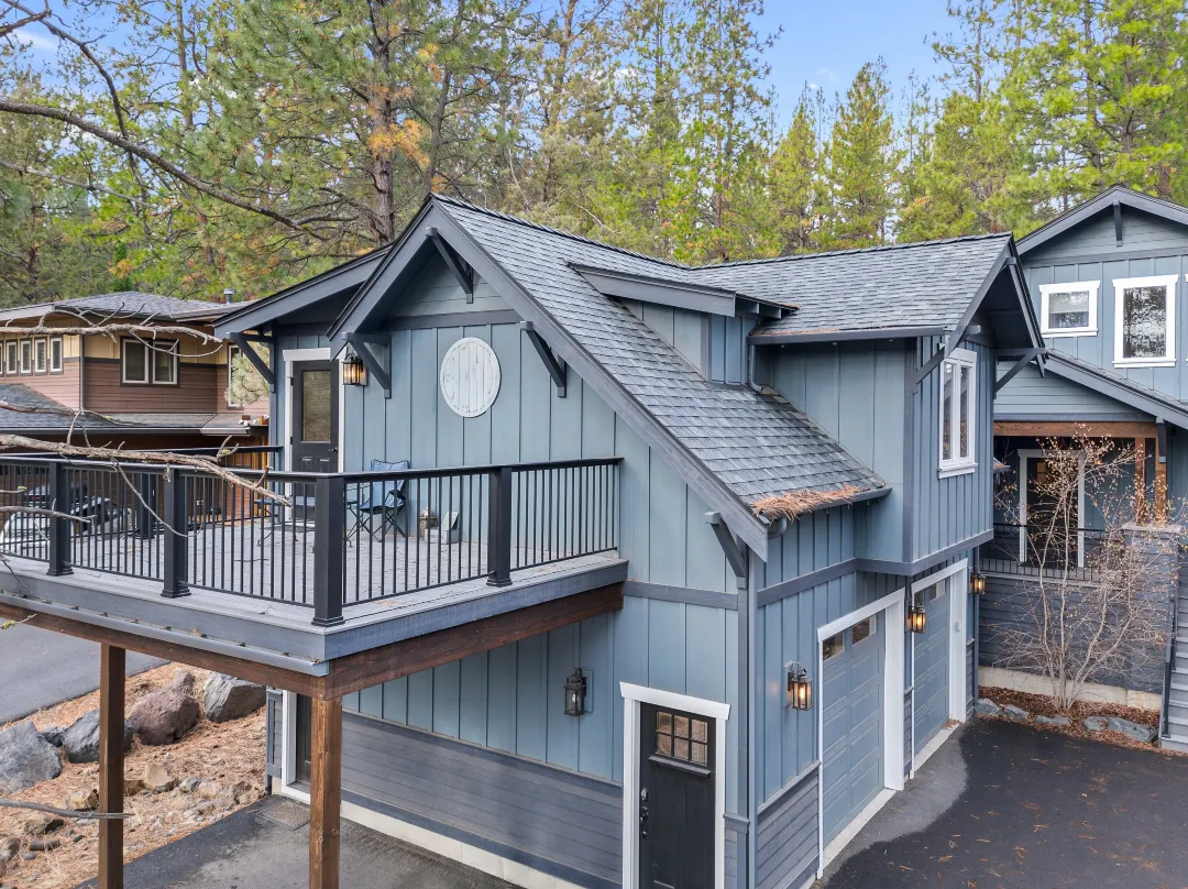 Luxurious Kitchen And Game Room With Tranquil Outdoor Space - Stunning Retreat - Bend, OR
