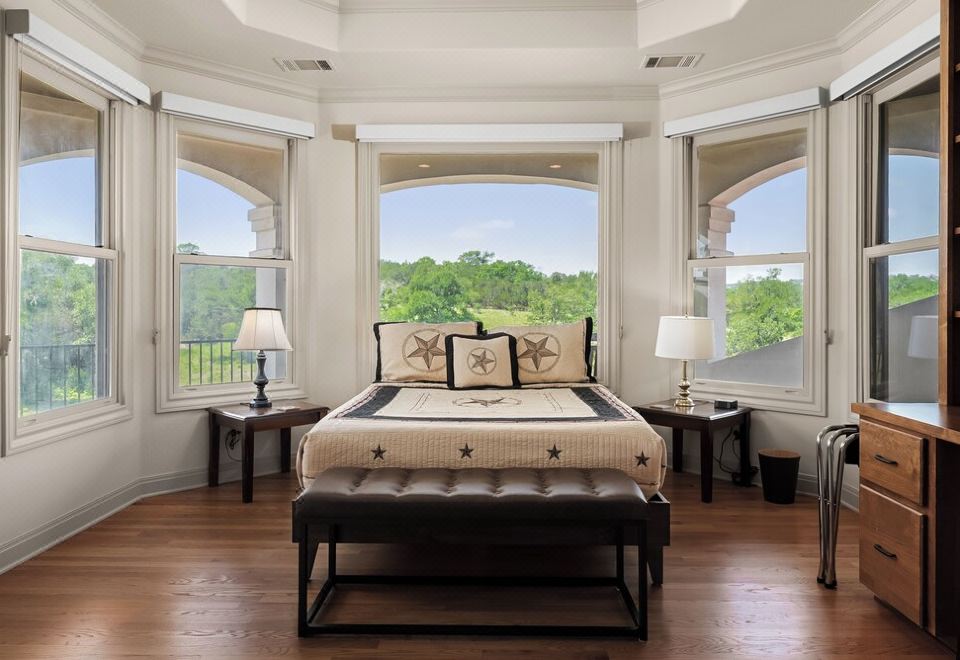 Hill Country Views w/ cold plunge, sauna, fire pit, grill on 10 acres ...