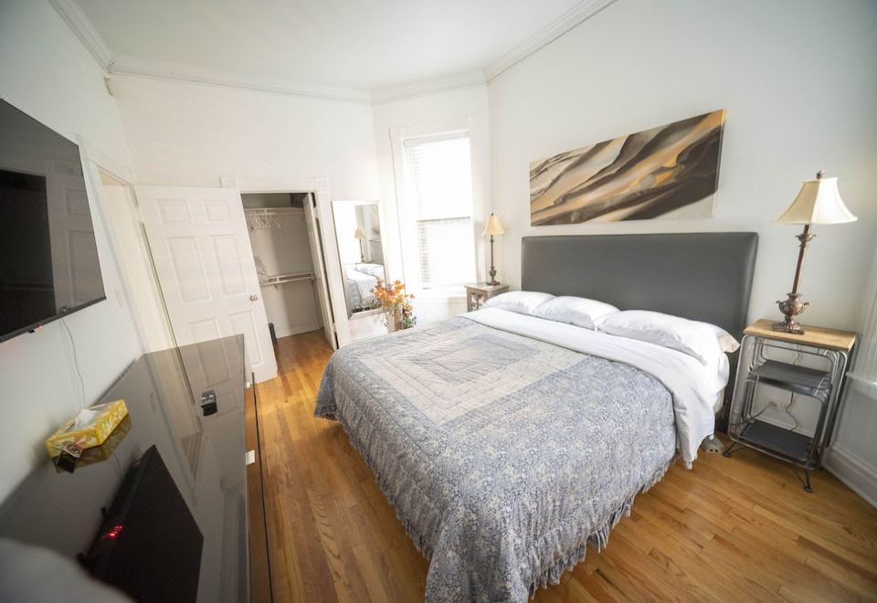 Extra Large Authentic Chicago Graystone walk to Wrigley, Lakefront ...