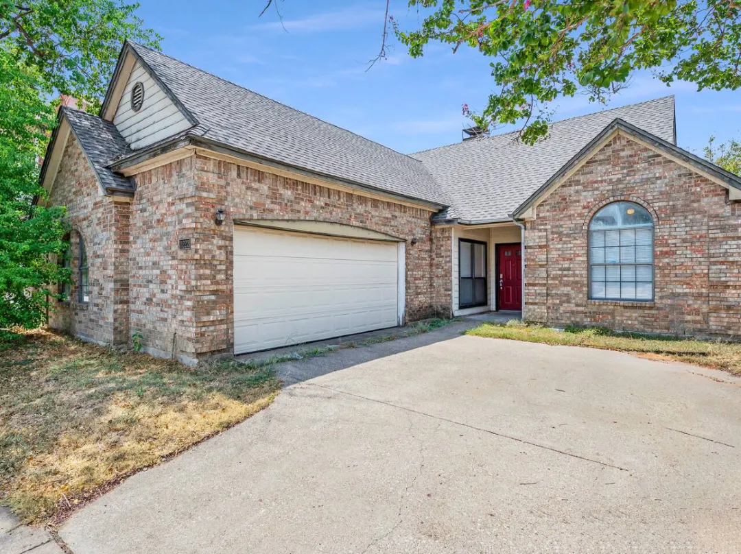 Spacious Backyard And Stylish Living Area - Inviting Dallas Getaway - Garland, TX