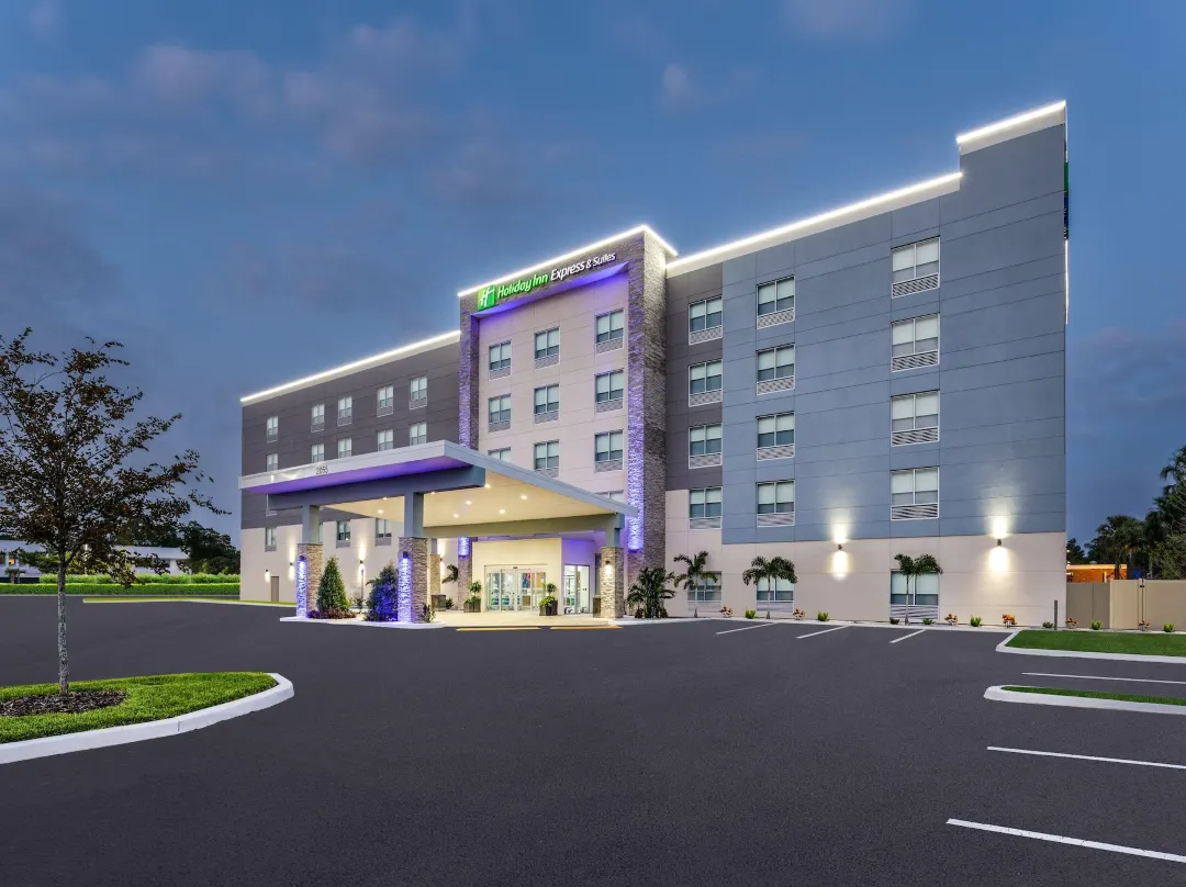 Holiday Inn Express & Suites Tampa Stadium - Airport Area - Tampa, FL