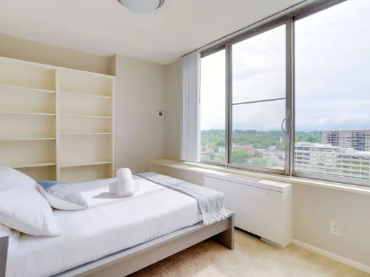 Convenient Access And Stylish Comfort - Cozy Group-friendly Retreat - Arlington, VA