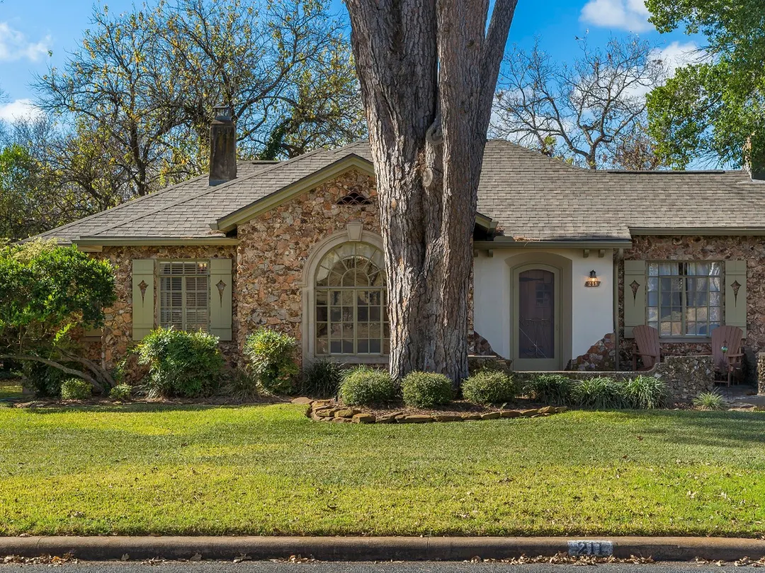 Cozy Yard With Grill And Smart Tv - Charming Historic Retreat - Fredericksburg, TX