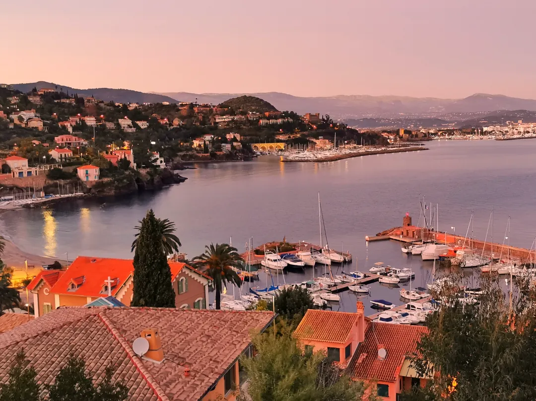 Vue Panoramique Sur La Mer, Appartement Climatisé Avec Piscine, à Pied De La Plage Et De La Ville, - Théoule-sur-Mer