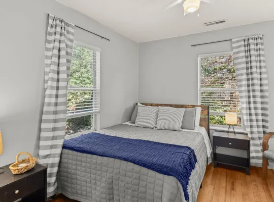 Vintage Elegance With Lush Backyard Retreat - Charming Cottage - Fayetteville, AR