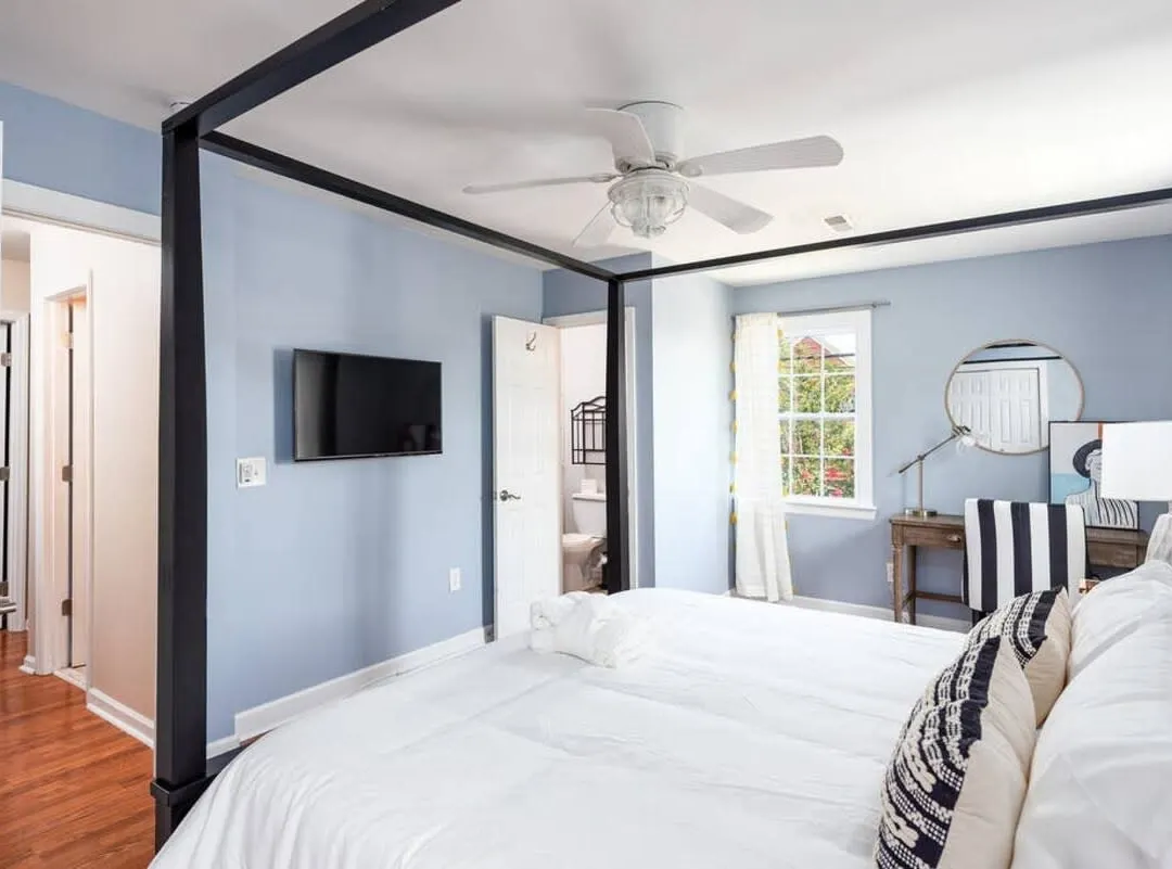 Charming Outdoor Seating And Smart Technology - Delightful Charleston Retreat - Charleston, SC