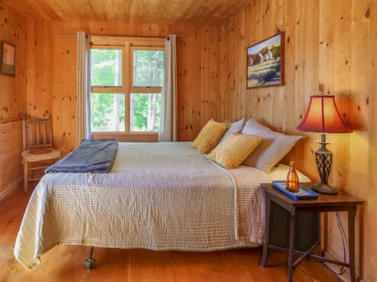 Sandy Beach Cove And Kayaks - Charming Modern Cabin Retreat - Colchester, VT