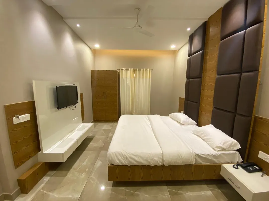 Hotel The Retro Regency - Ludhiana