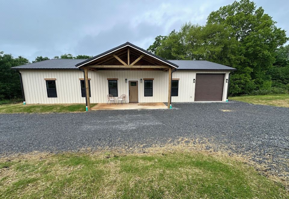 BRAND NEW 3 Bedroom Modern Barndominium at Lake Cumberland .5 mi to ...