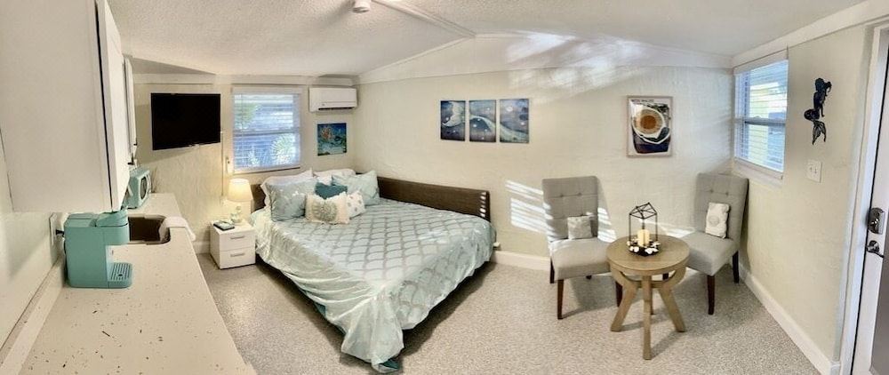 Neptune's Grotto Waterfront Retreat - Spring Hill, FL